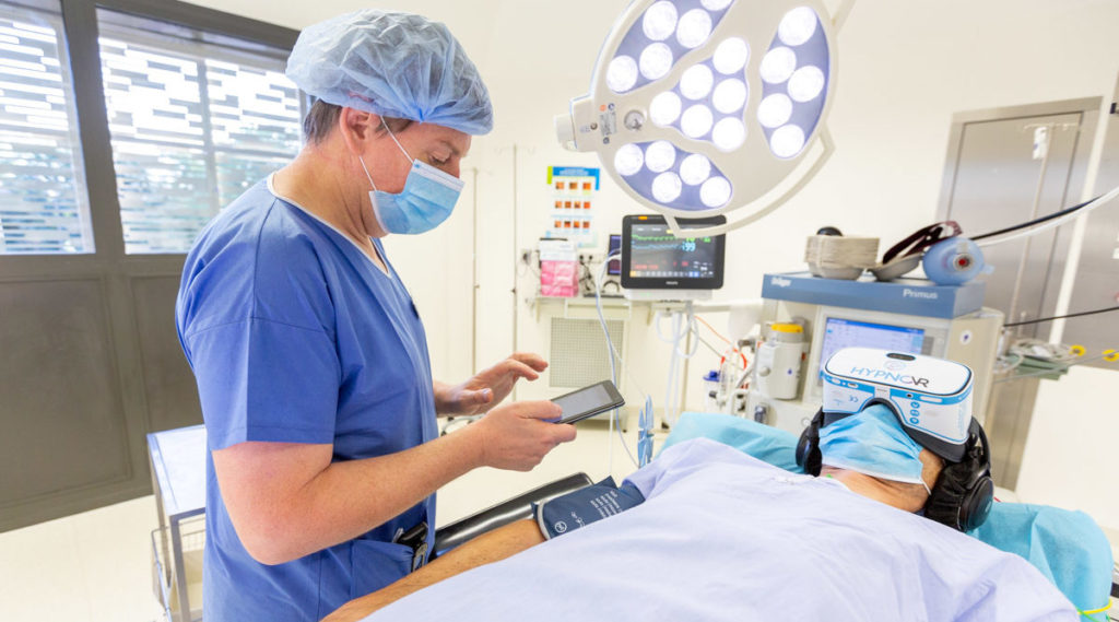 Use HypnoVR in surgery